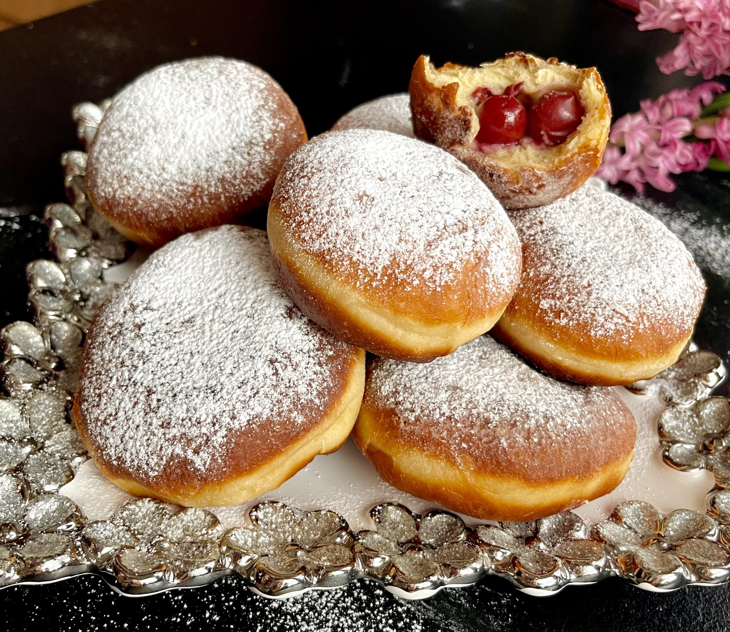 Pączki jogurtowe z wiśniami - Blog z apetytem Pączki jogurtowe z wiśniami - Blog z apetytem
